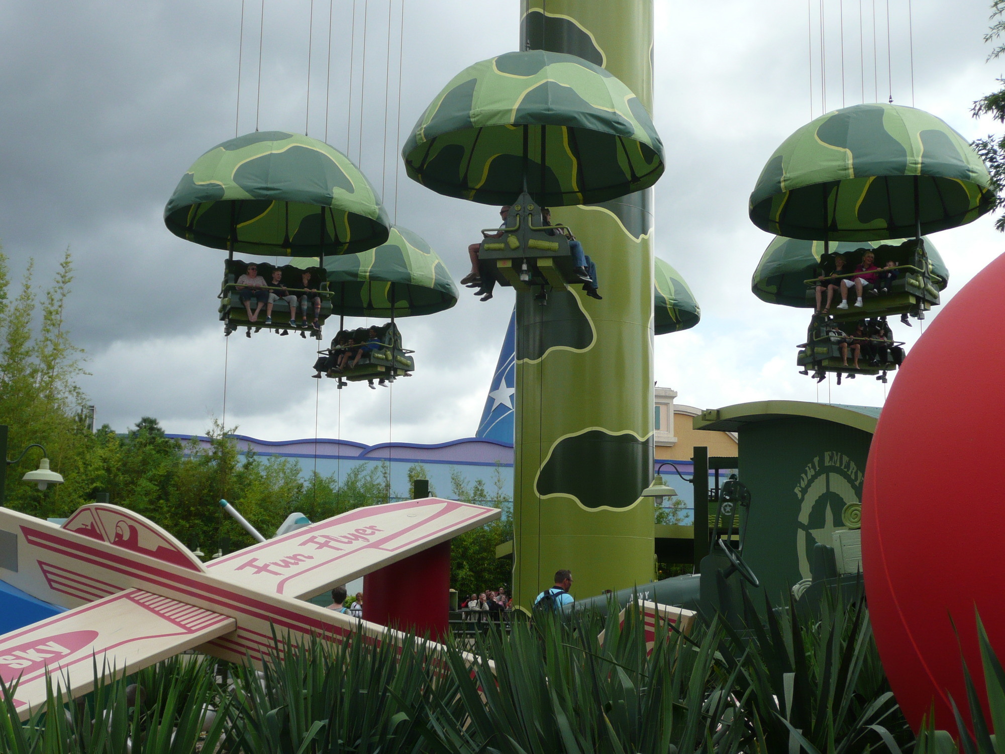 Toy Soldiers Parachute Drop en Walt Disney Studios: Opiniones e Info ...